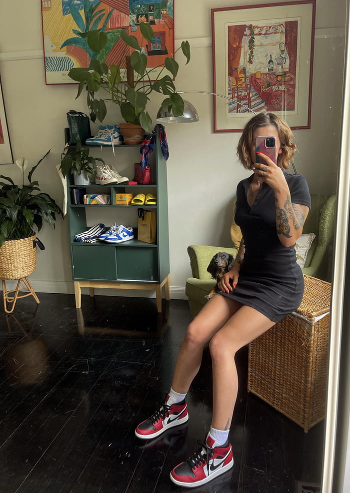 Little black dress & J’s - 9GAG