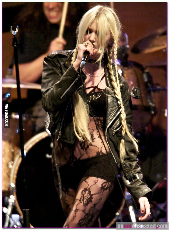To the Lzzy-Hale-guy, Taylor Momsen (the pretty Reckless) - 9GAG