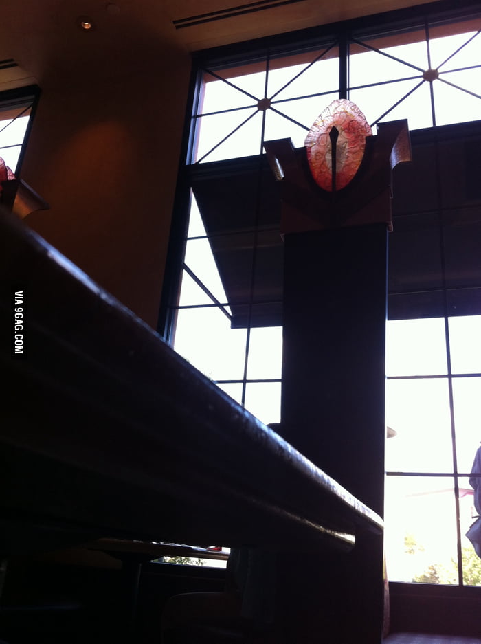 The lights in Cheesecake Factory look like the eye of Sauron - 9GAG