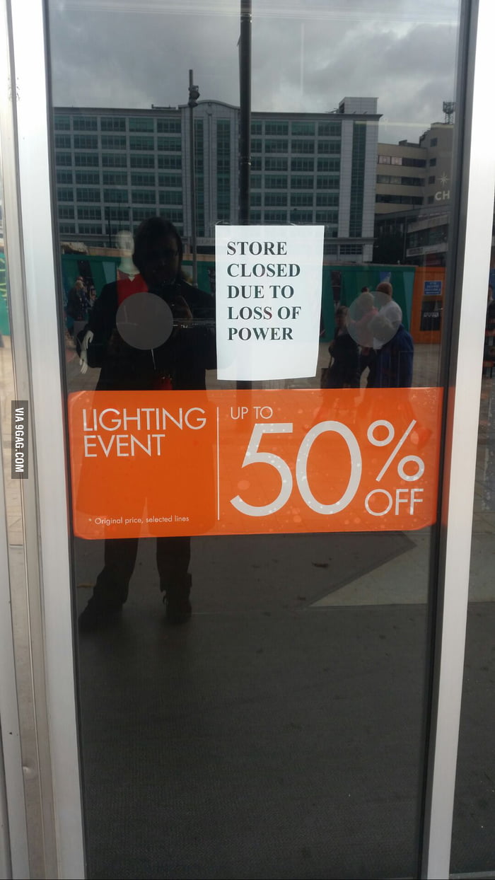 Power cut during lighting event.... wonderful - 9GAG