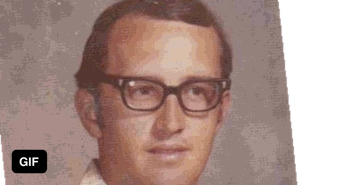 Teacher wears same clothes for class picture for 40 years - 9GAG