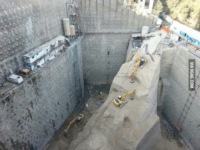 Pit 70 meters deep, for the tallest building in Iran (Hotel Fereshteh ...