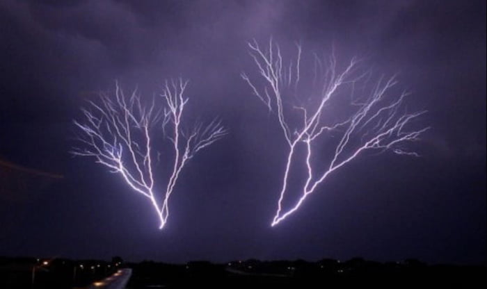 Upward Lightning - 9GAG