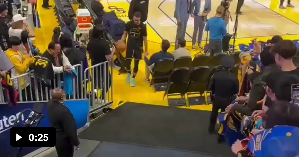 Steph Curry : Net From The Tunnel - 9GAG