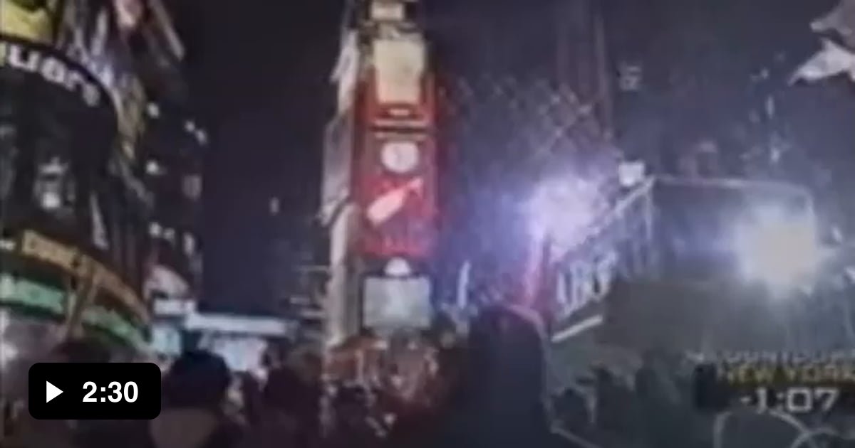 Times Square counts down to New Year’s Day on December 31st, 1999 - 9GAG