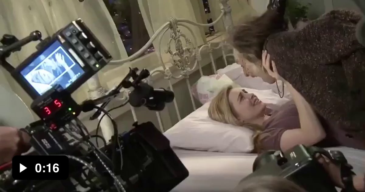 Alison Lohman behind the scenes of “Drag Me to Hell” (2009). - 9GAG