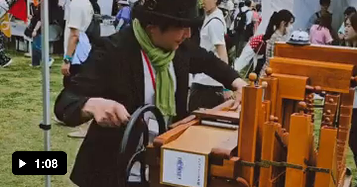 Bringing joy with a unique hand-cranked organ performance - 9GAG