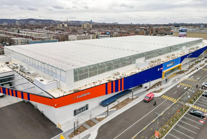 A huge greenhouse on the wasted space of a Walmart roof - great ...