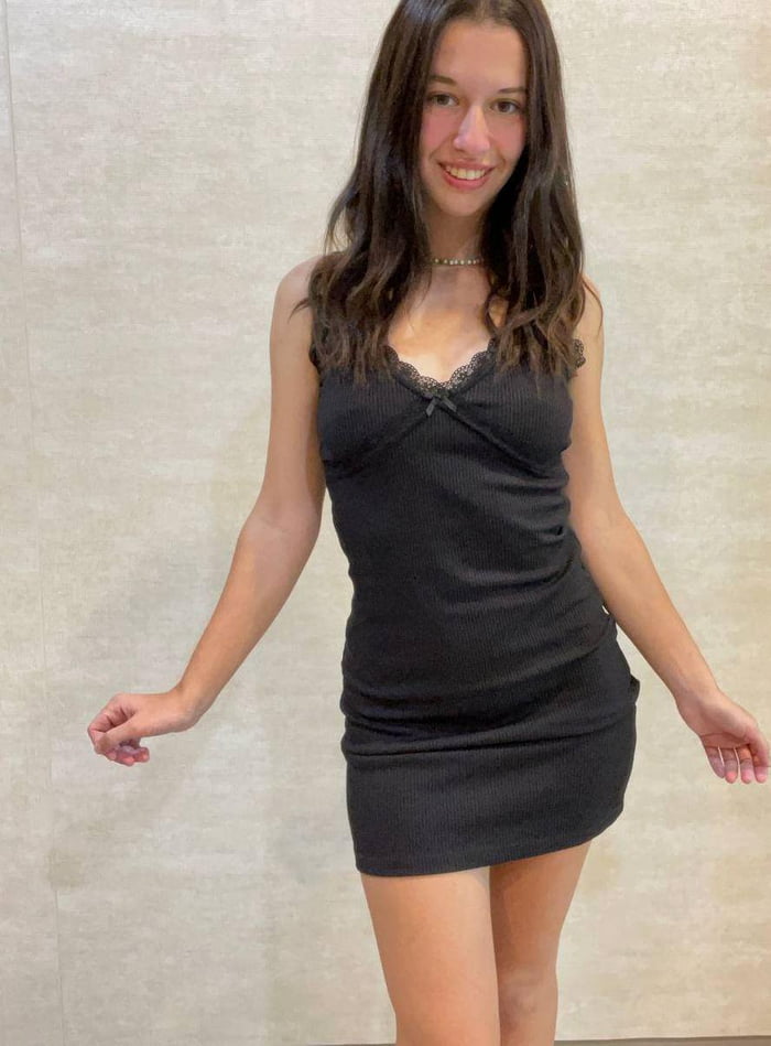 Super cute in her long tight dress - 9GAG