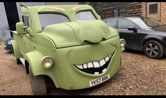 Apparently this is a Shrek themed volkswagen... - 9GAG