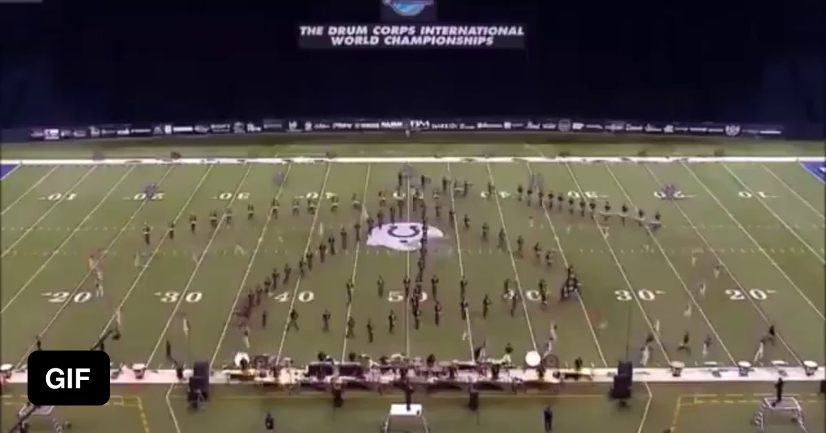Marching band creates a 3D pyramid during their performance - 9GAG