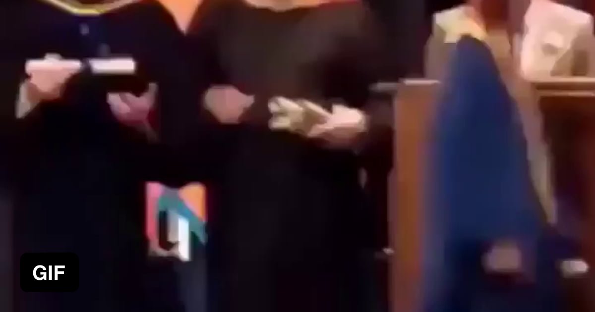 Guy comes to graduation in HALO costume - 9GAG