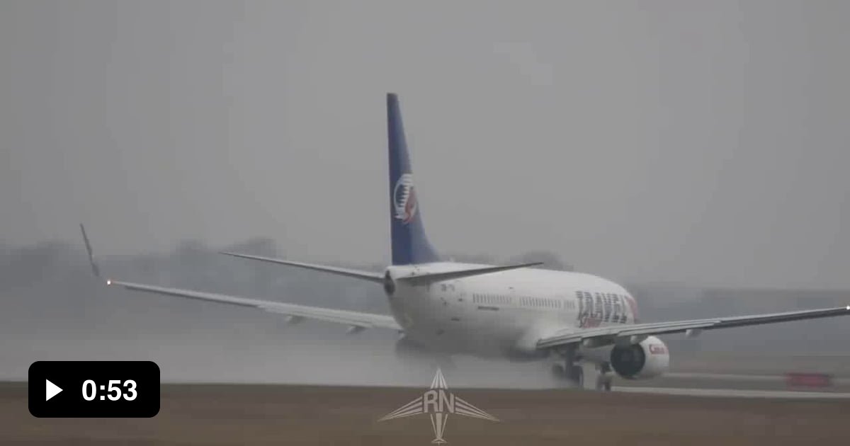 Bird strike on boeing 737 at plague airport (Plane continues the flight ...