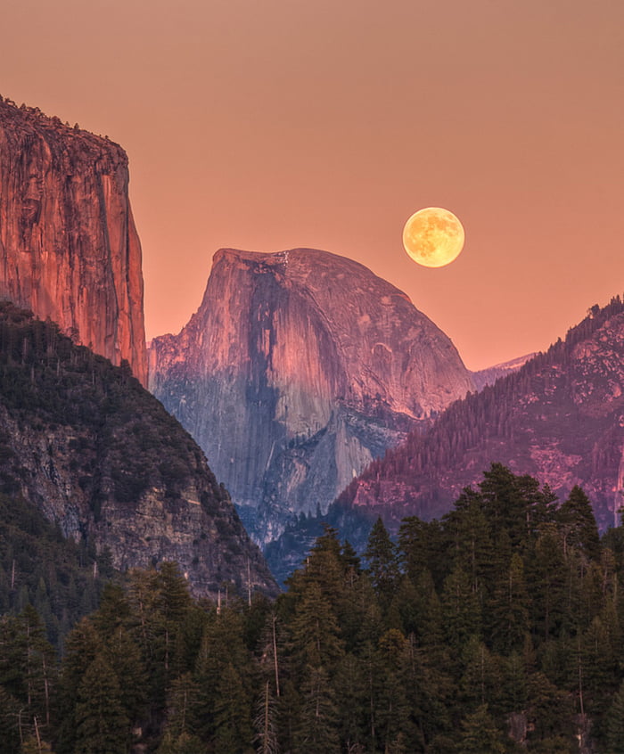 The moon hangs low over Yosemite, CA. Photographed by Jeff Sullivan - 9GAG