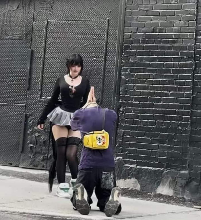 An average 9gagger trying to woo a mate in the wild. - 9GAG