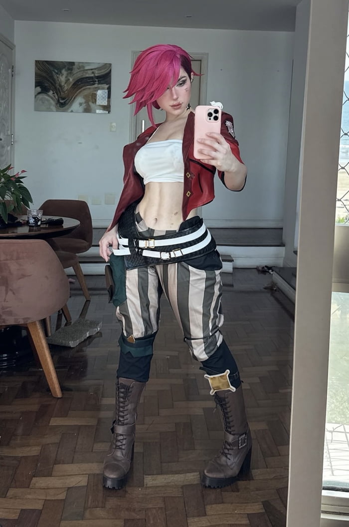 Vi from Arcane League of Legends Cosplay - by fegalvao_ on IG - 9GAG