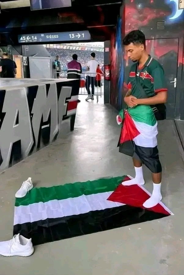 Bangsa pilihan Auloh di jadiin perangkat sholat. Benar benar caper dan ...