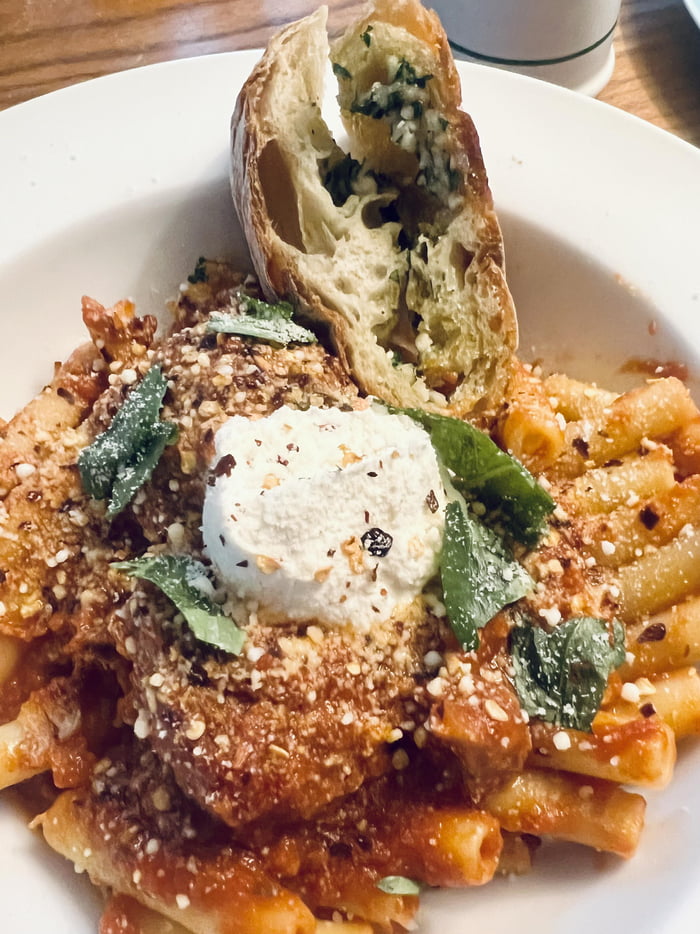 Sunday macaroni, meatballs and garlic bread - 9GAG