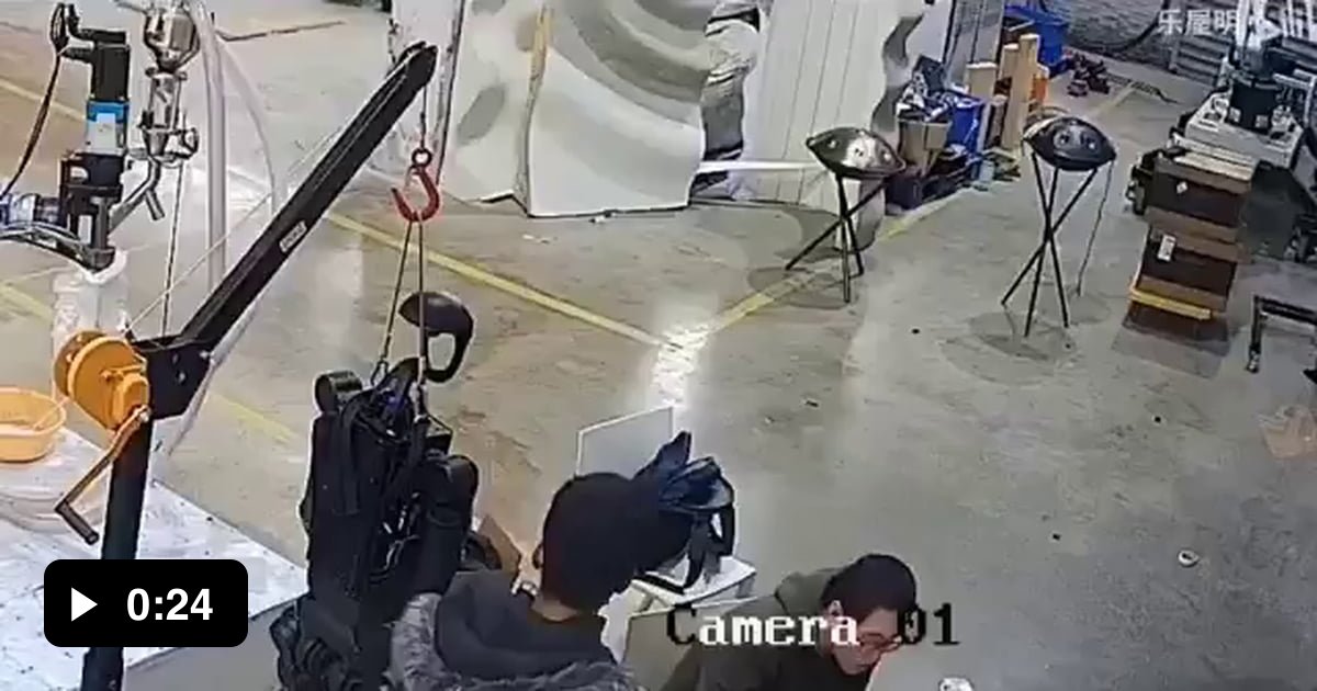 A Chinese robot Malfunctions causing Panic Imagine if it was armed.. - 9GAG