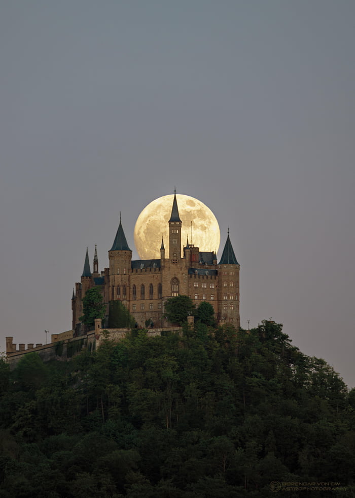 Full moon over Hohenzollern Castle - 9GAG