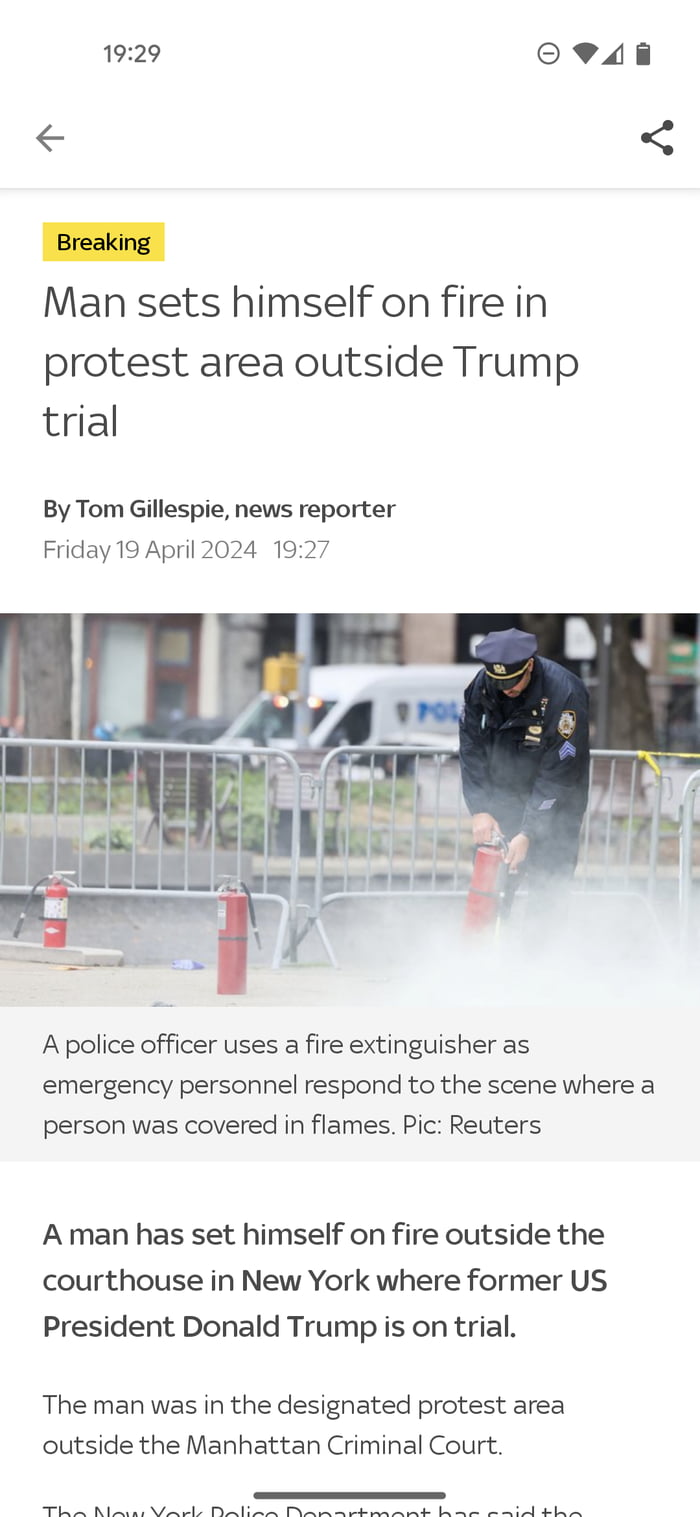 Imagine simping this hard for the billionaire Narcissist-in-Chief - 9GAG