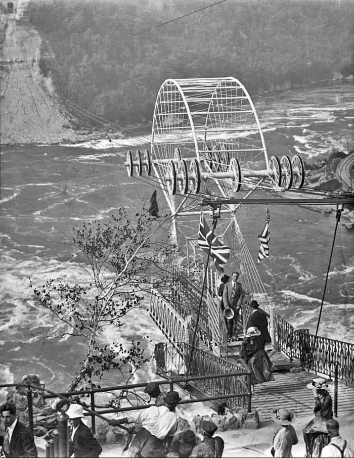 The first cable car crossing over Niagara falls in 1916 - 9GAG