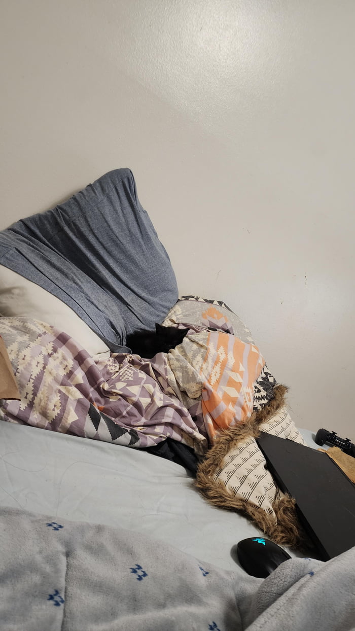 She's sooooooo smol - 9GAG