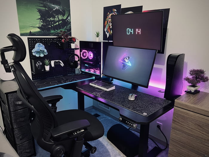 Converted to Stacked Monitors and haven’t looked back - 9GAG