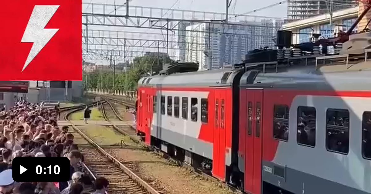 Crowds of Russians at the central station of Rostov, trying to flee town - 9GAG