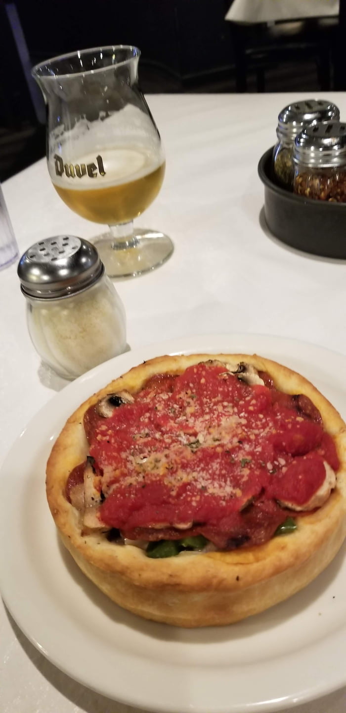 Chicago style deep dish pizza (Pizzaria Oro) - 9GAG