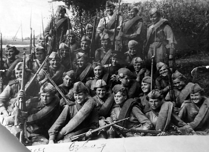 Graduates of the sniper training school, Red Army, 1943 - 9GAG