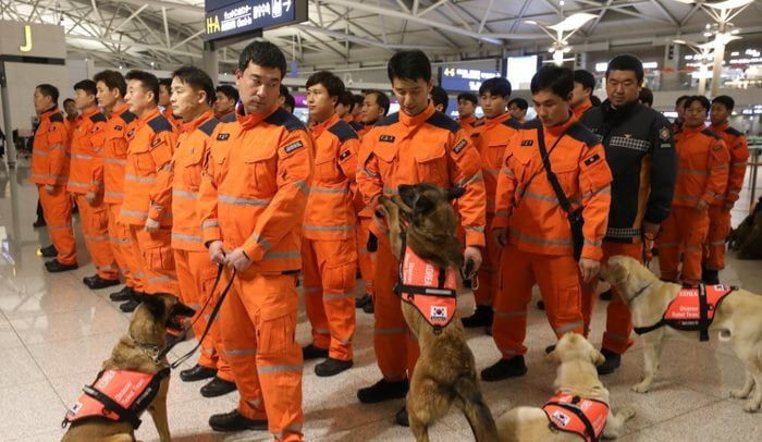 South korean rescuers and soldiers on the way to turkey to help our ...
