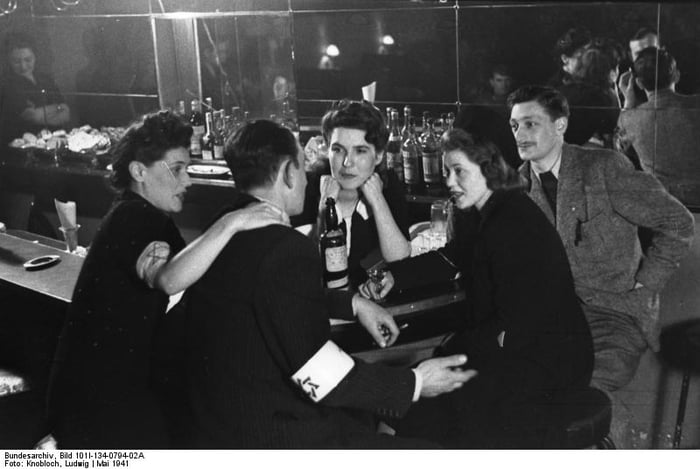 Nightclub, Warsaw Ghetto, 1941 - 9GAG
