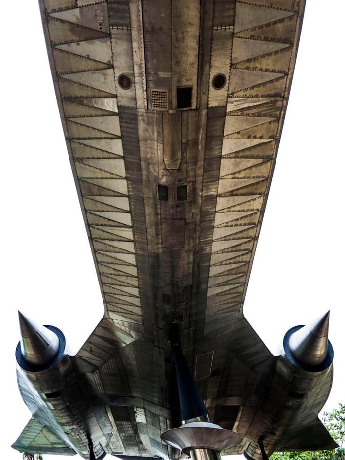 The underbelly of the SR-71 Blackbird. - 9GAG
