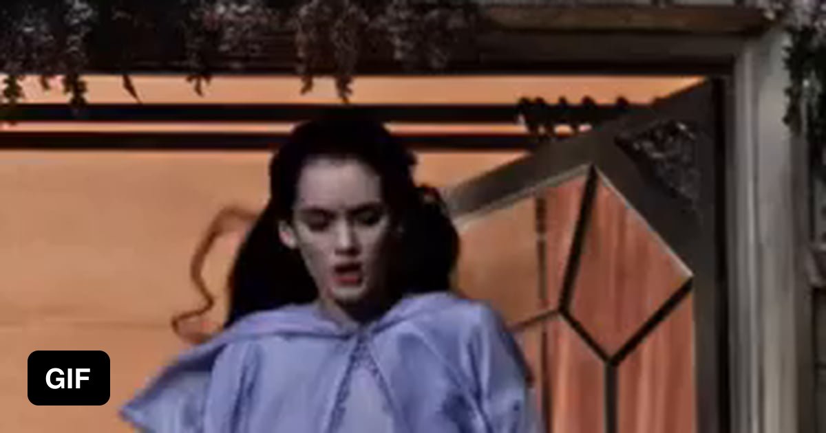 Winona Ryder jiggling in Dracula (1992) - 9GAG