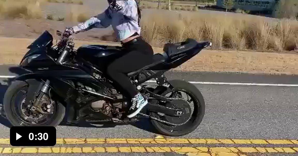 Motorcyclist shows off her wheelie skill and techniques. - 9GAG