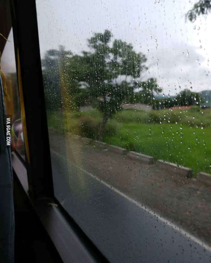 Bus windows + Rain + Music playing in earphones = Music video feels! - 9GAG