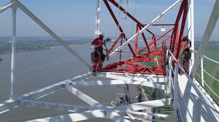 Working on the Elbekreuzung 2 in germany, tallest powerpylon in europe. Arbeit auf dem 227 Meter ...