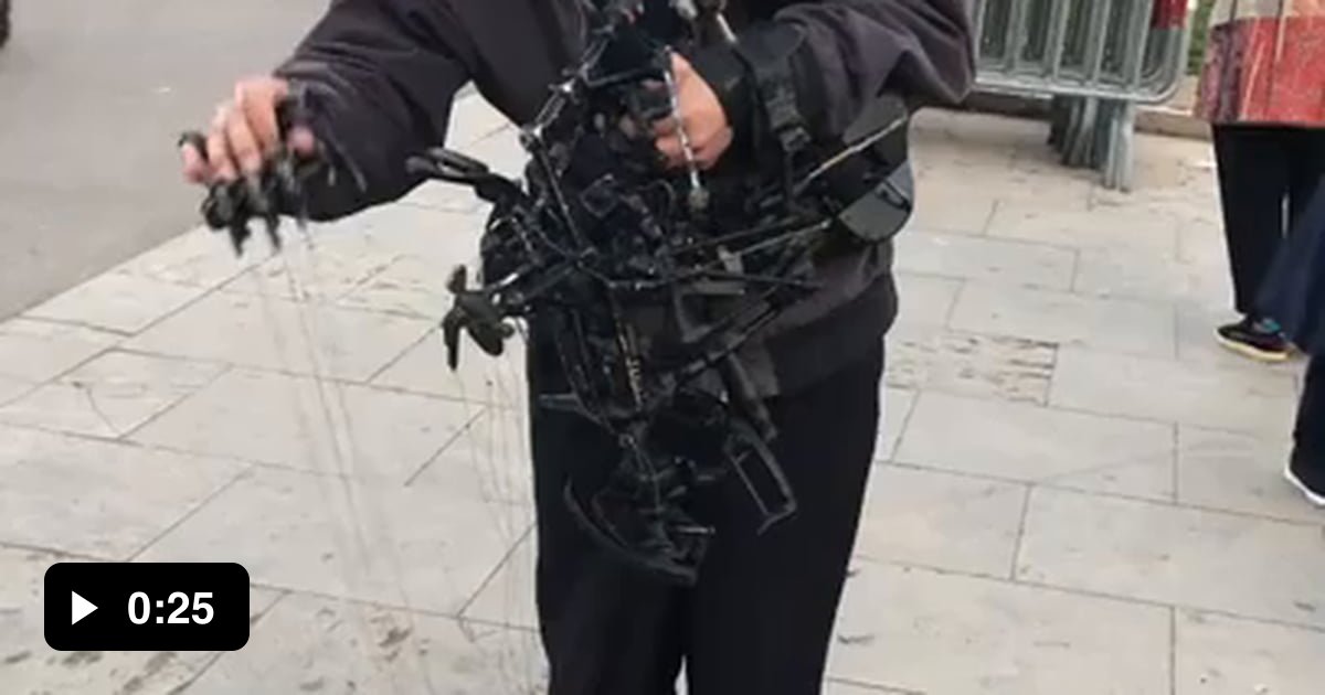 This performer with his puppet - 9GAG