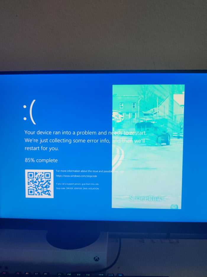 Cursed BSOD while watching memes - 9GAG
