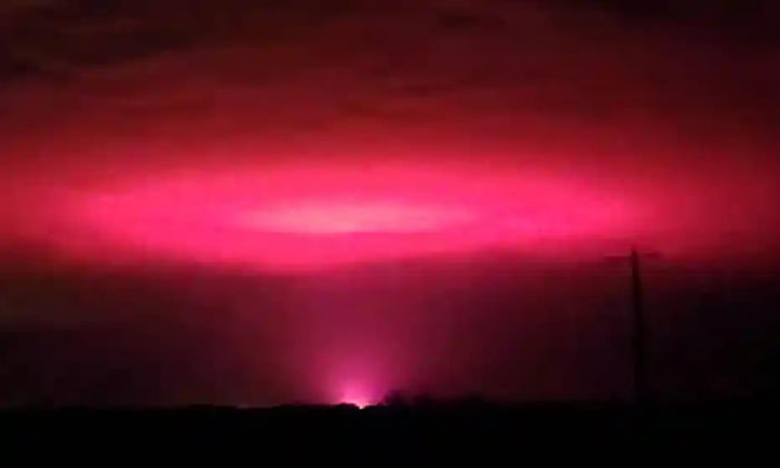 Mysterious red glow over Australian town - 9GAG