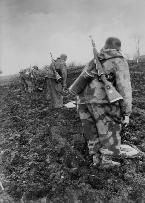 German troops laying Tellermine 43 anti-tank blast mines. (486 x 680 ...