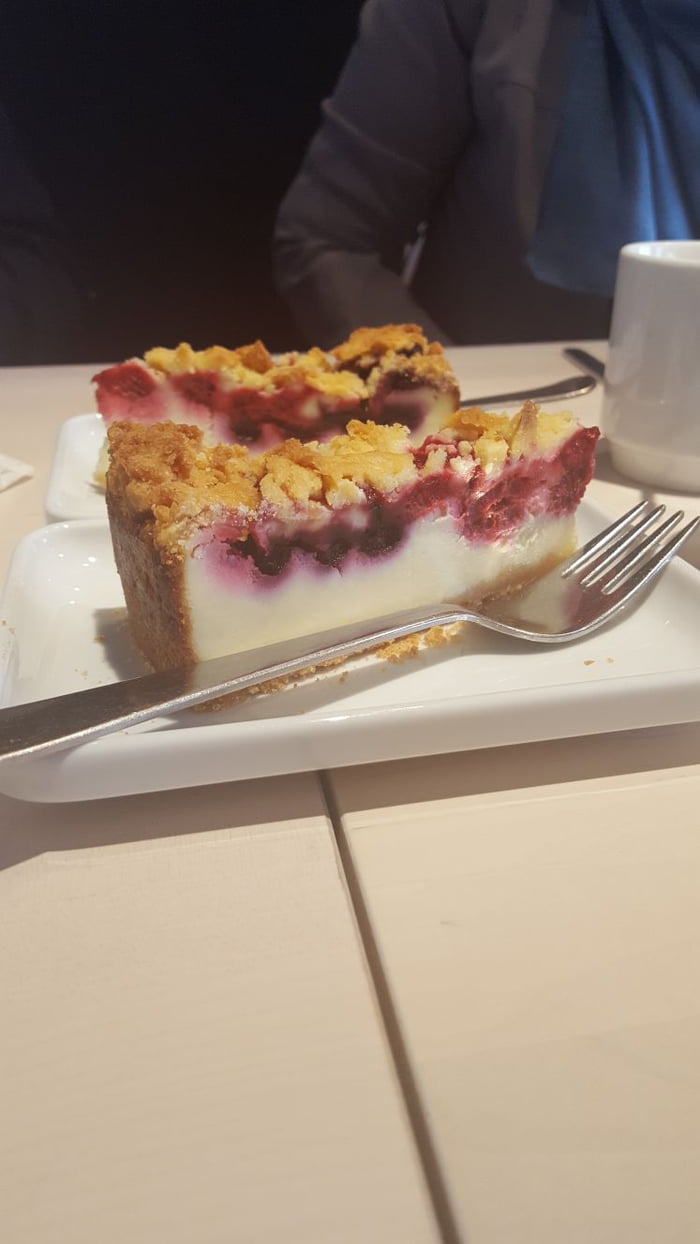 Cheesecake from ikea looks pretty good - 9GAG