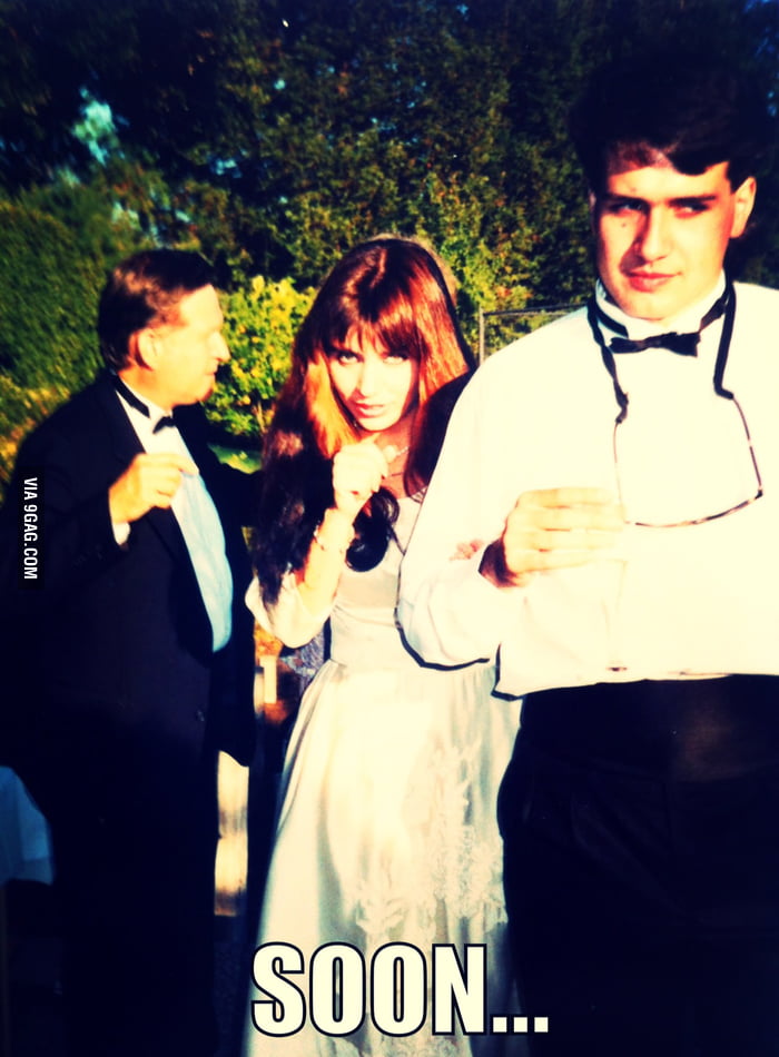 My mom isn't enjoying her wedding reception very much... - 9GAG