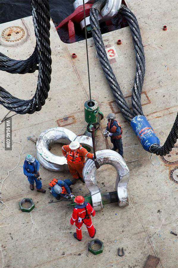 How cool is that? World's biggest sling and shackles. - 9GAG