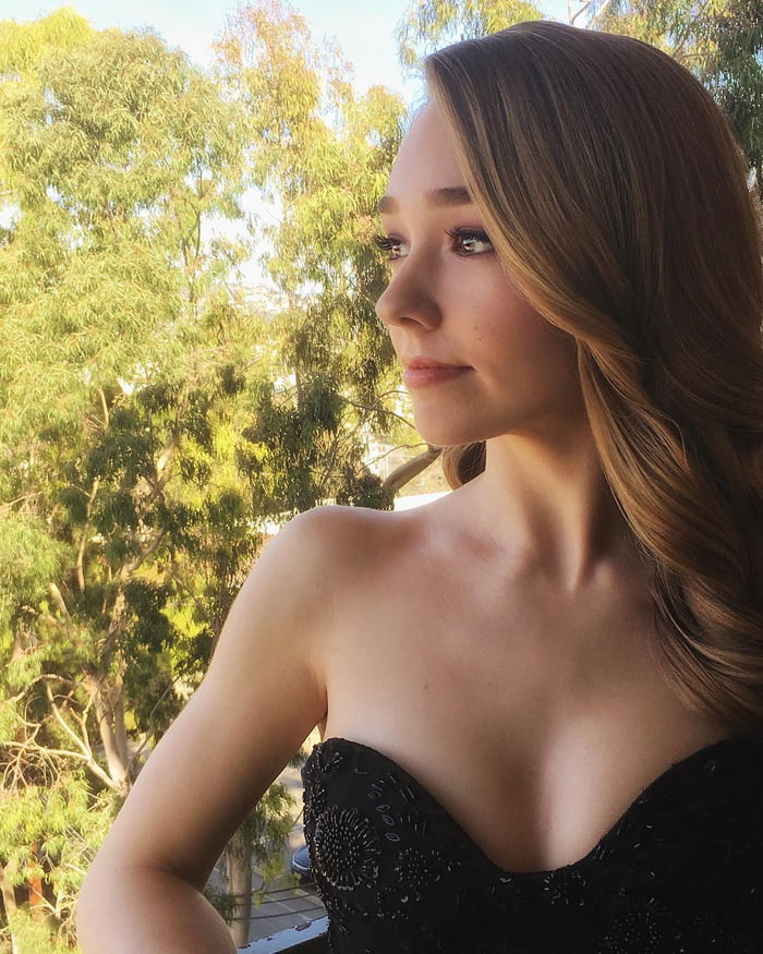 Holly Taylor - 9GAG