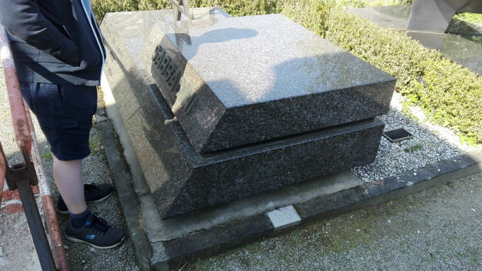 The moment when your gravestone looks like a ps4 - 9GAG