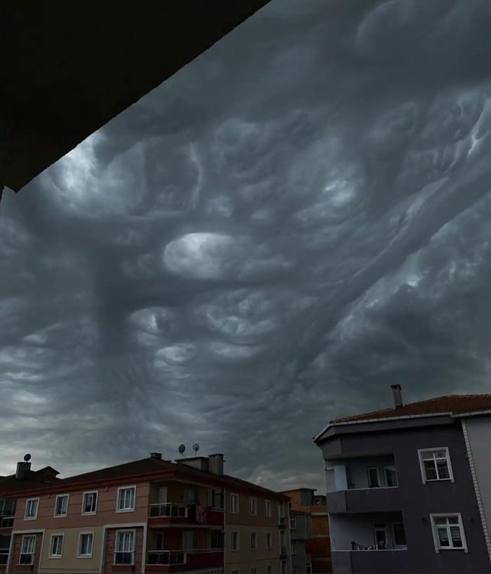 Scary sky - 9GAG