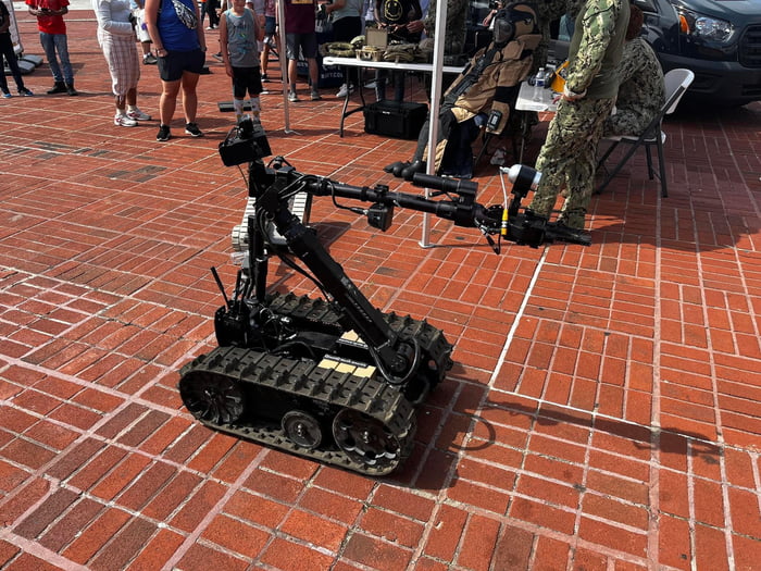 EOD on the move. Seen this guy downtown today and thought it was pretty ...