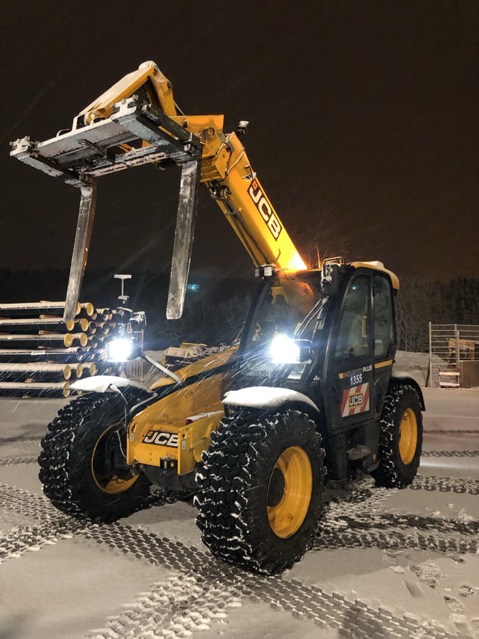 The forklift I drive for work JCB LOADALL 542-70 Industry Plus - 9GAG